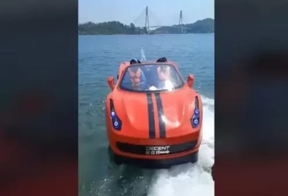 Wahana Jet Car di Pulau Nipah Batam: Berlayar di Laut dengan Mobil Ferrari