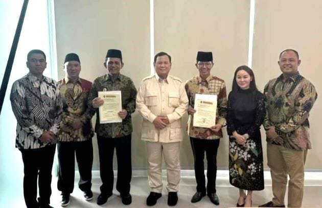 Penyerahan SK Pilkada: Prabowo Subianto Usung Ansar Ahmad dan Amsakar ... Penyerahan SK Pilkada: Prabowo Subianto Usung Ansar Ahmad dan Amsakar ...